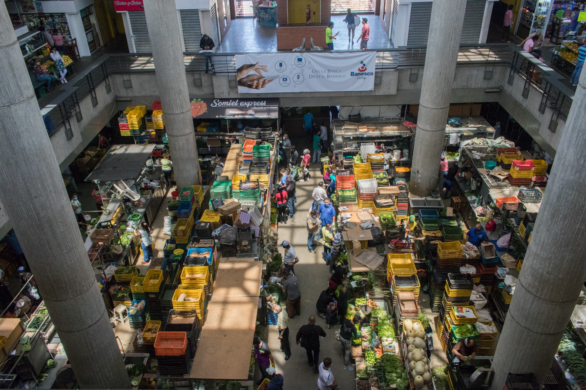 Mercados en Caracas, muchas personas y poco distanciamiento social ...