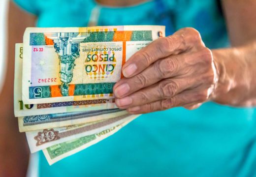Cuba aumenta salario mínimo de 17 a 87 dólares mensuales
