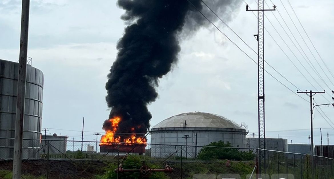 Explota tanque de almacenamiento de petróleo en Cabimas - Efecto Cocuyo