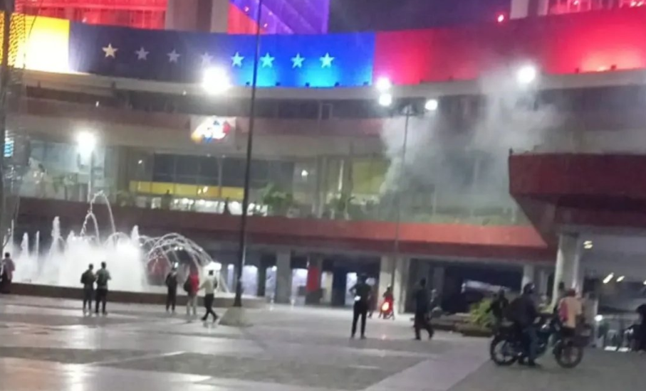Bomberos controlan conato de incendio en el CNE - Efecto Cocuyo